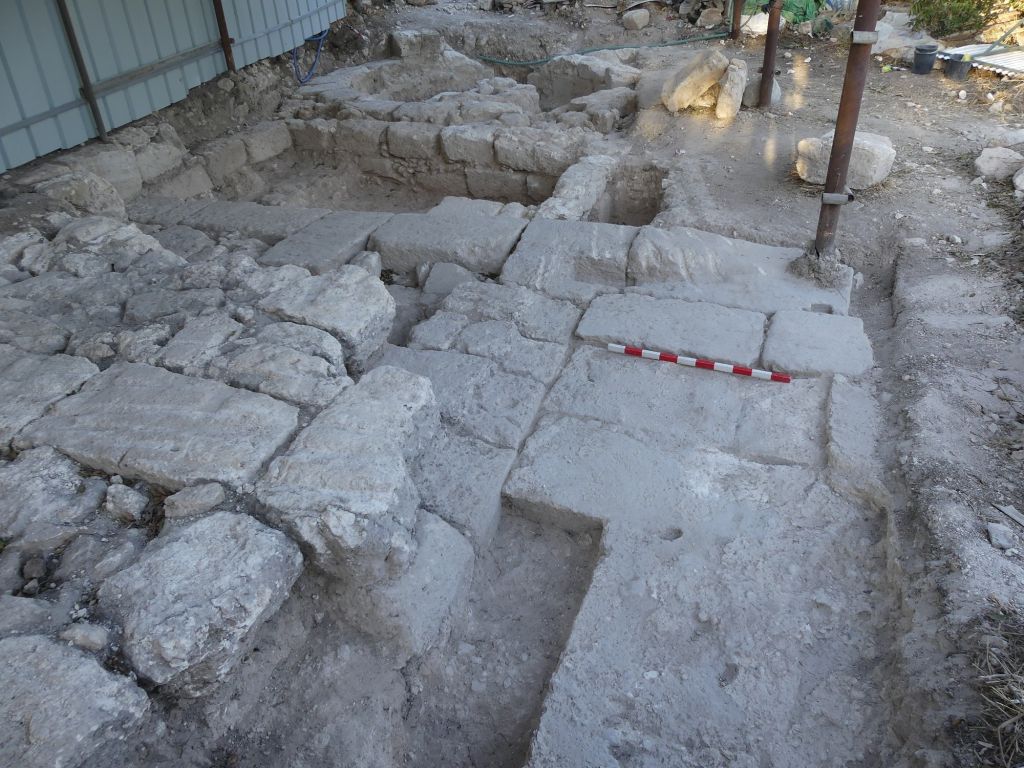 Surprise des archéologues après la découverte d’un portail à la “Maison ...