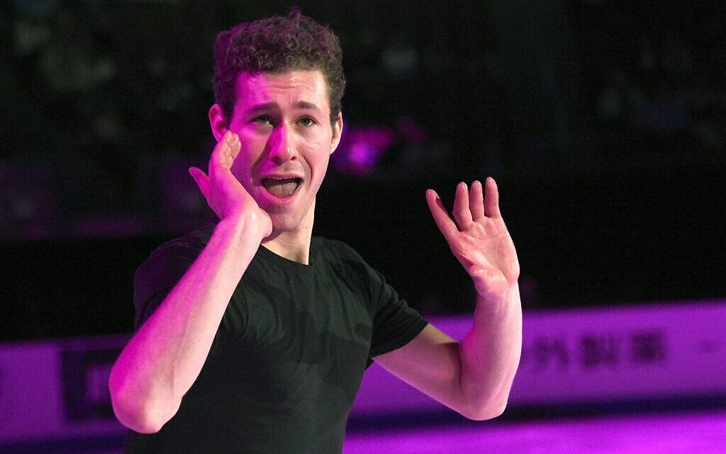 Sur la glace, un patineur juif danse sur la musique de la "Liste de ...