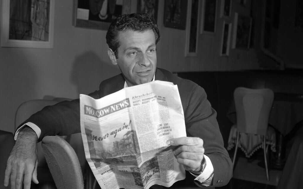 Mort Sahl, Jewish comedian who fused stand-up with political satire ...