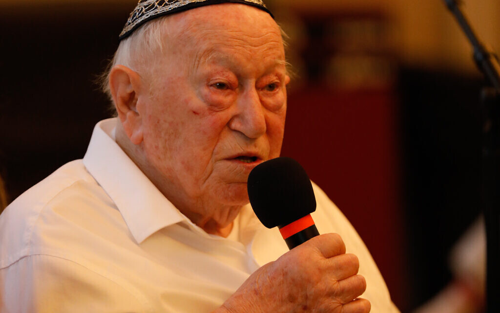 Holocaust survivor Oscar Singer turns 100 with plates of food and ...