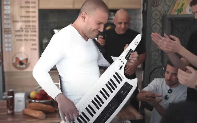 Netanya sandwich shop jingle becomes unlikely party anthem - The Jewish ...