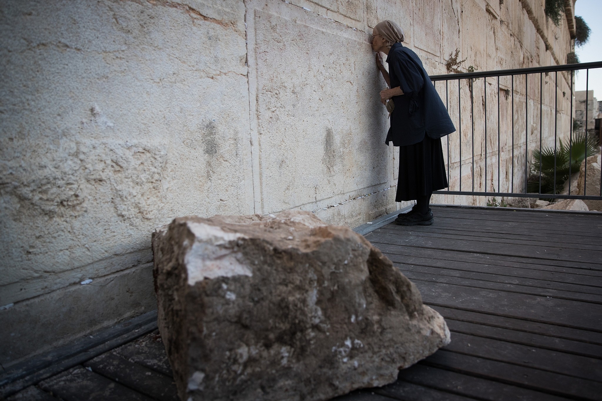 Western Wall not about to crumble, experts say after stone comes ...