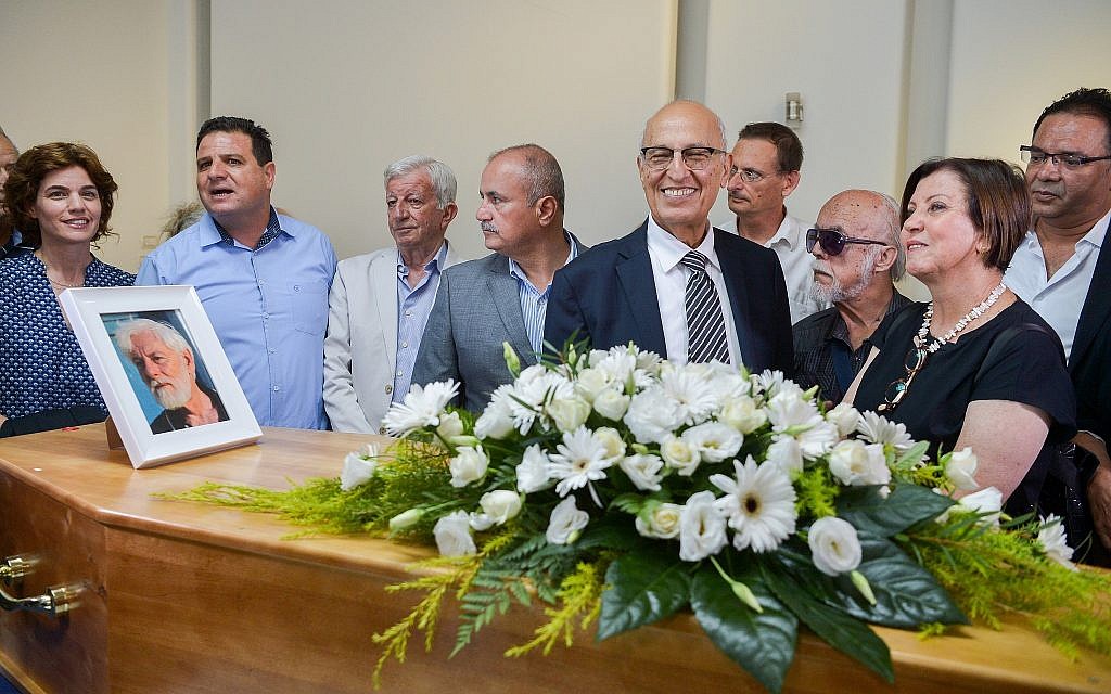 Israelis, Palestinians pay respects to late peace activist Uri Avnery ...