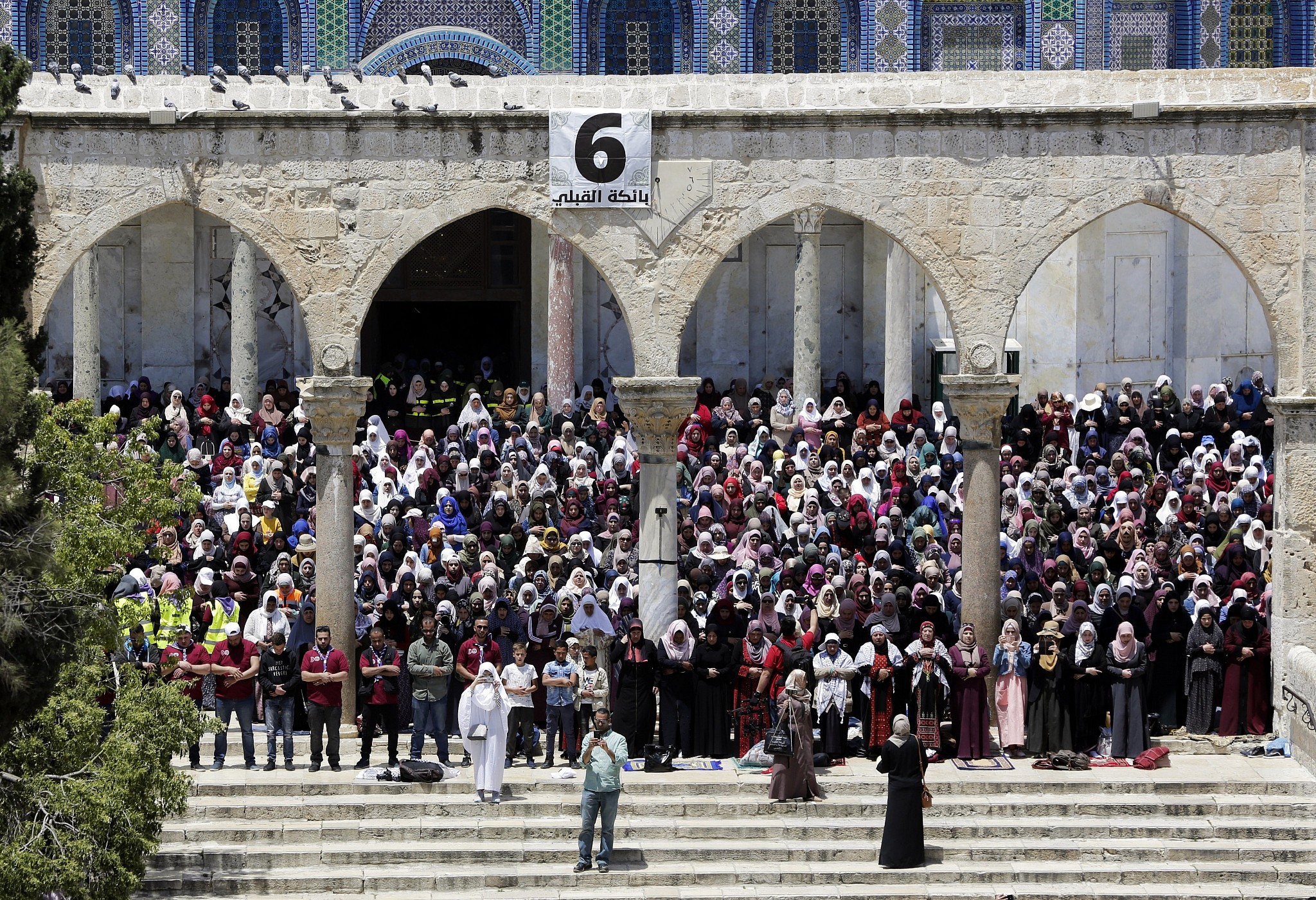 180,000 Muslims pray peacefully at Al-Aqsa Mosque on first Friday of ...