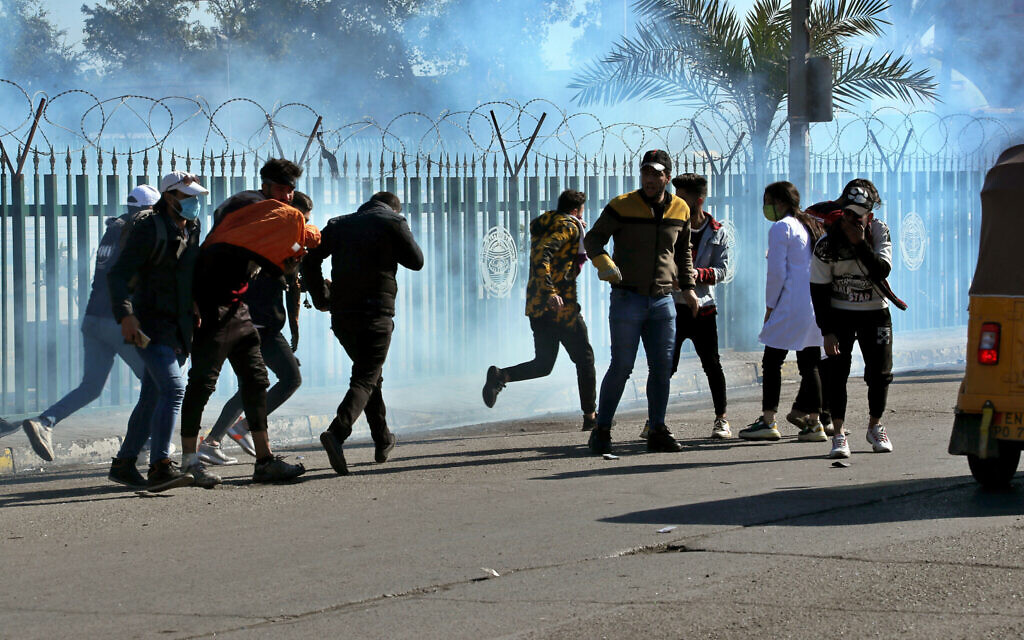 Iraqi protesters keep up rallies despite pressure from riot police ...