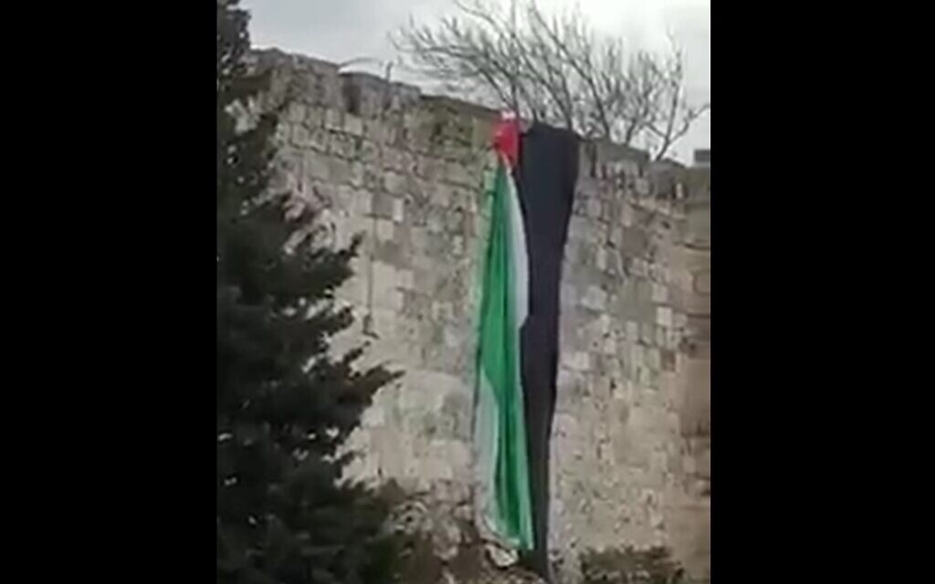 Giant Palestinian flag raised, pulled down in Jerusalem's Old City ...