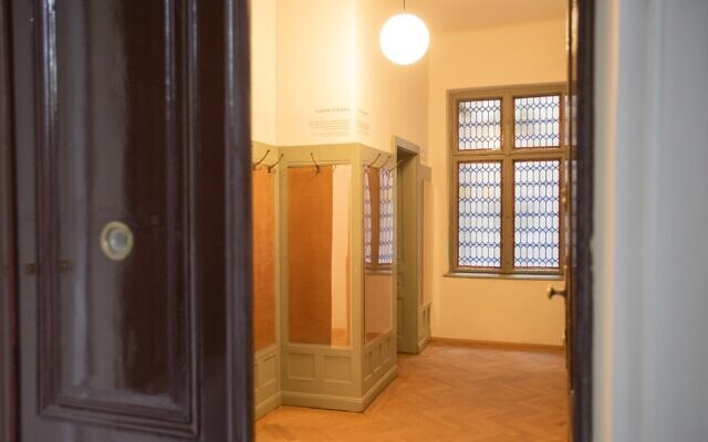 Freud's Vienna private rooms open, bereft of furniture | The Times of ...