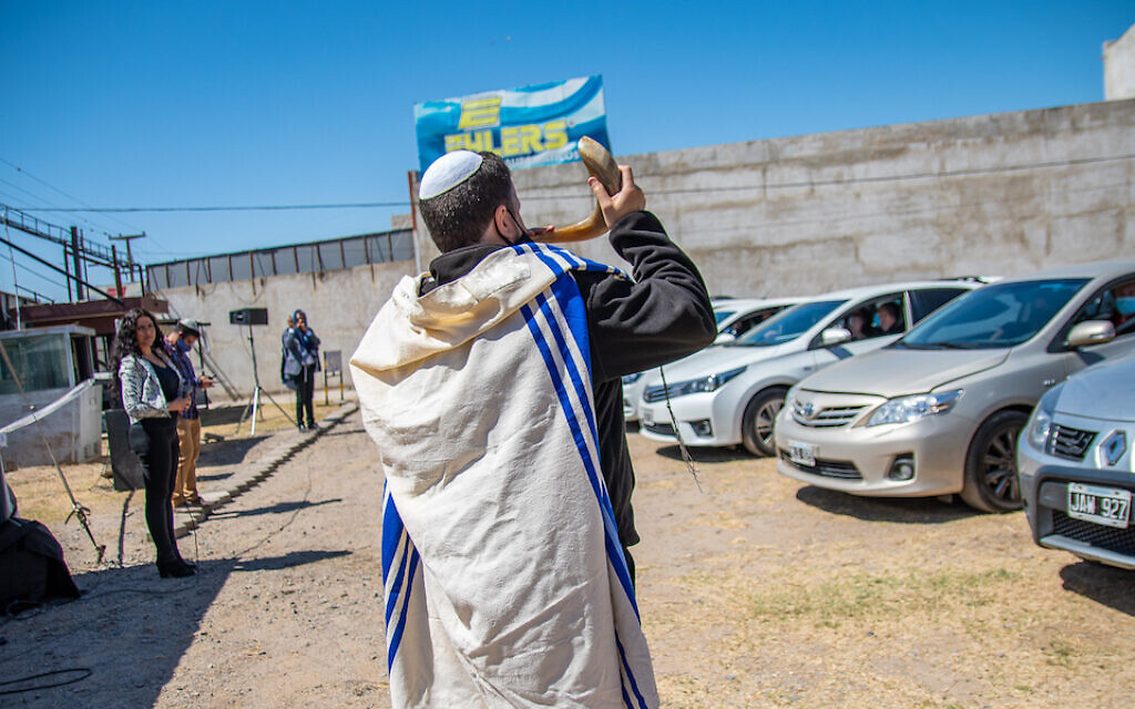 Argentine Jews hold Rosh Hashanah service - in their cars | The Times ...