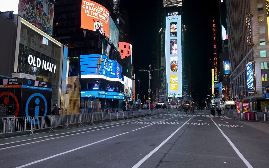 Times Square near-deserted as US police prevent New Year's Eve ...
