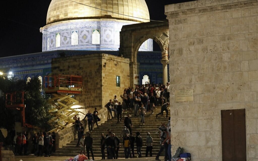 17 policemen, 200 Palestinians hurt as hundreds riot on Temple Mount ...