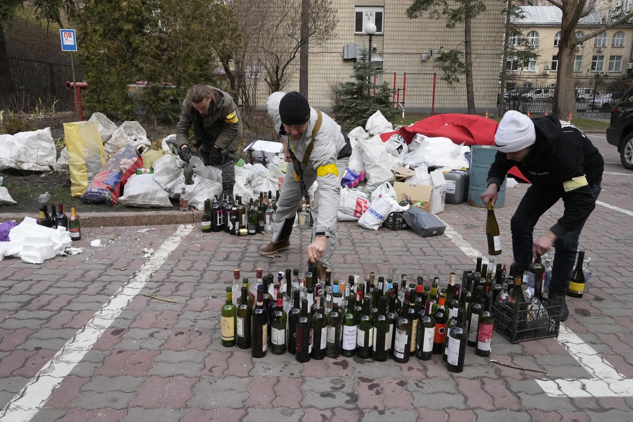 Fierce street battles as Russian troops enter Ukraine’s 2nd-largest ...