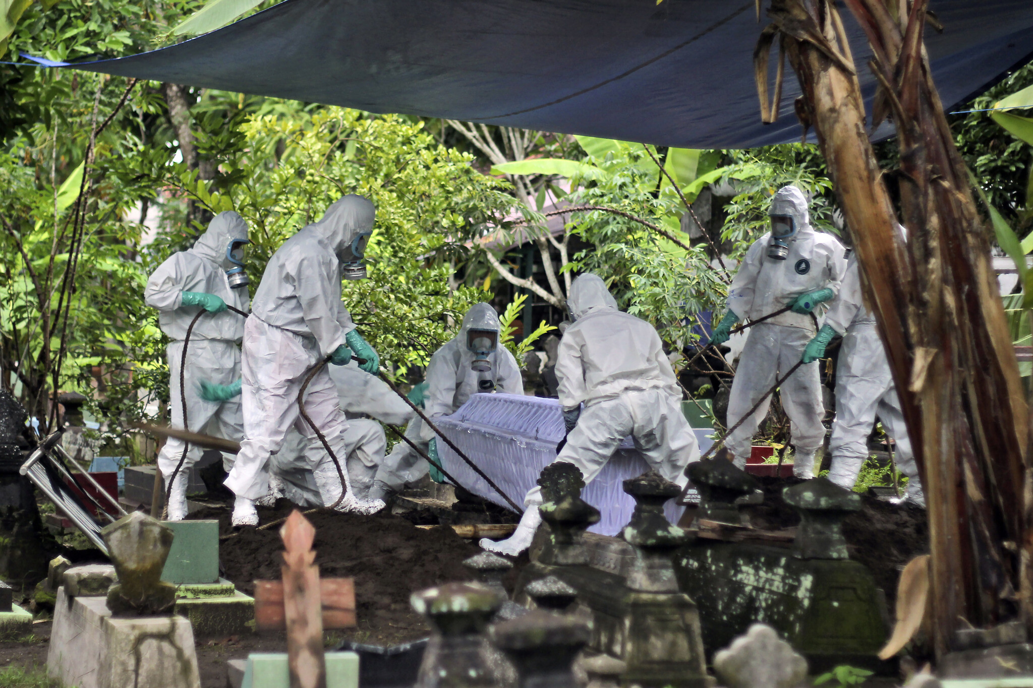 Over 2 years into COVID pandemic, official death toll passes 6 million ...