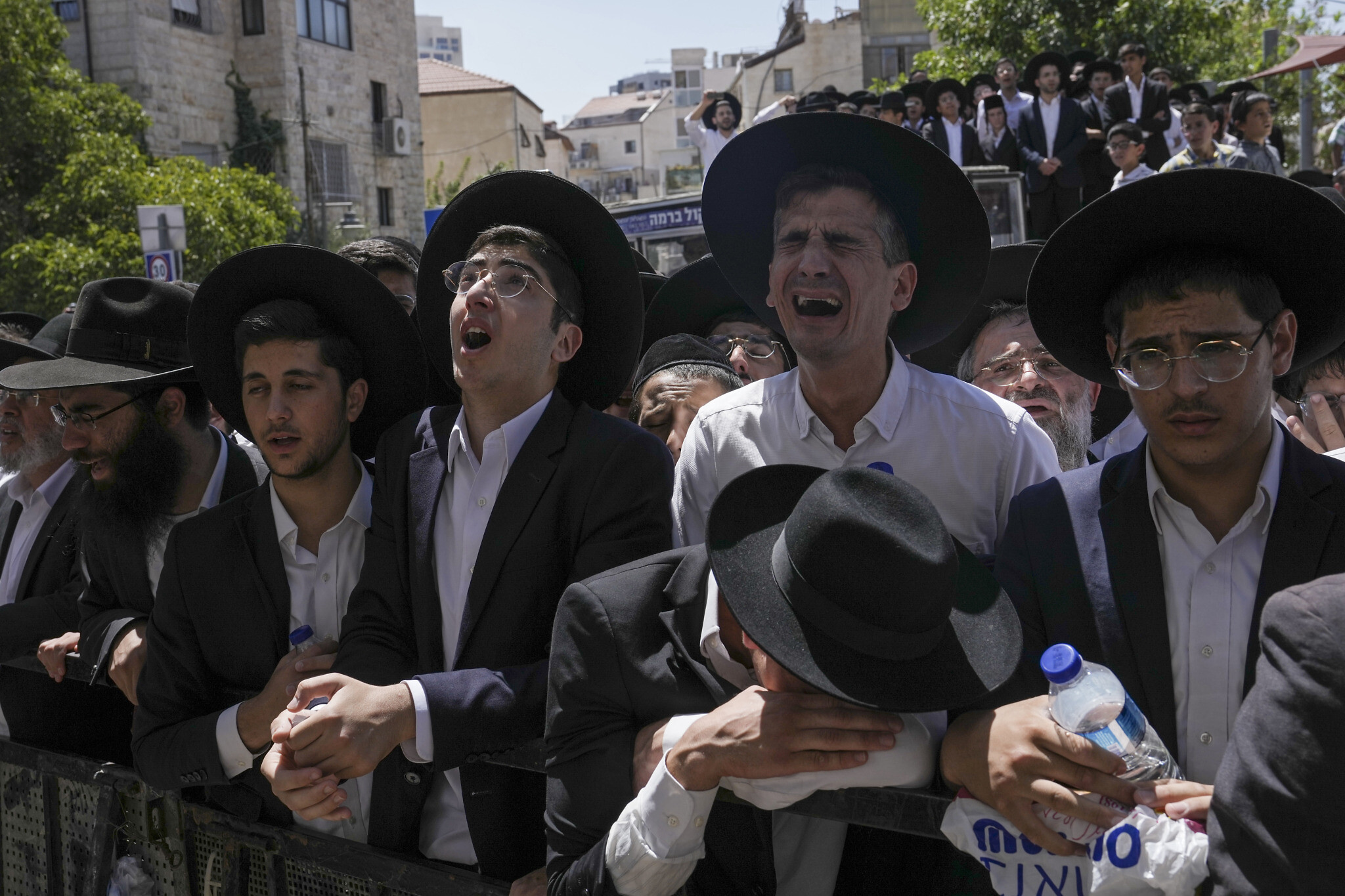 'A source of light': Thousands pay respects to Shas luminary Rabbi ...