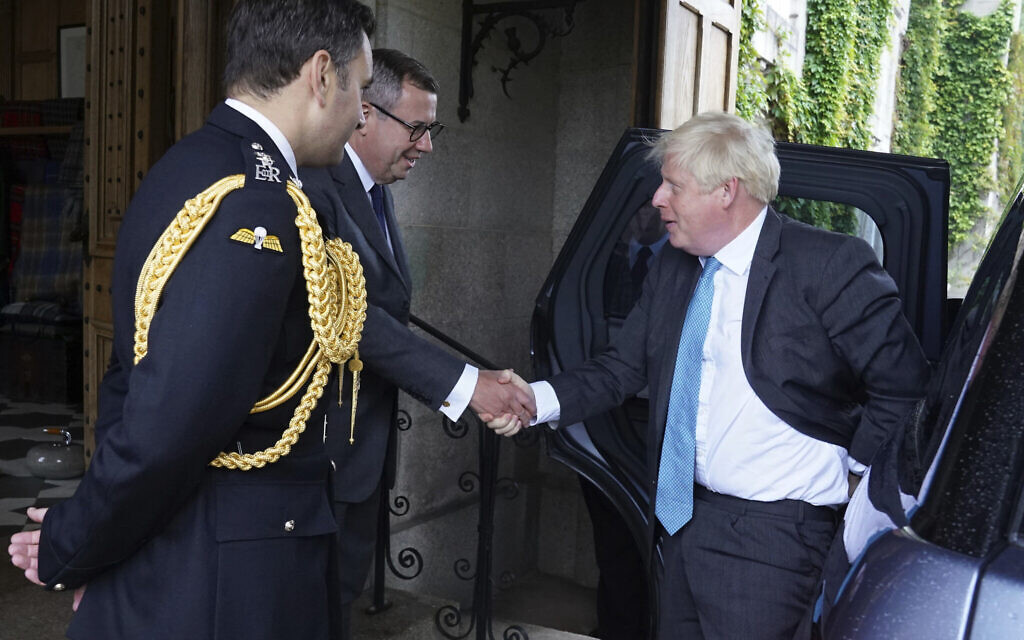 Boris Johnson arrives at queen's estate to offer resignation | The ...