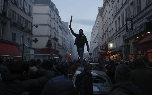 Protesters clash with cops in Paris after deadly shooting at Kurdish ...