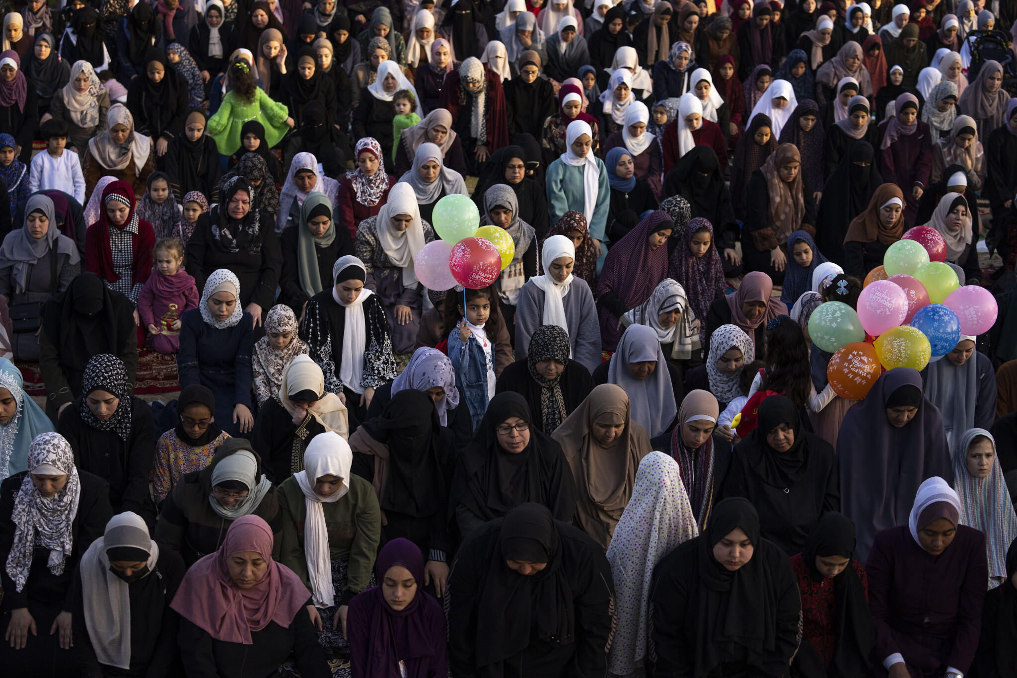 Tens of thousands gather at Al-Aqsa as Sunni Muslims celebrate Eid ...