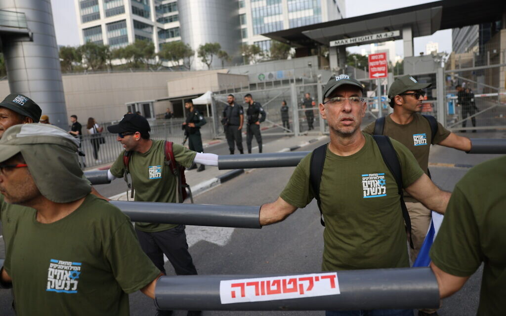 Reservists against overhaul block an entrance to military HQ in Tel ...