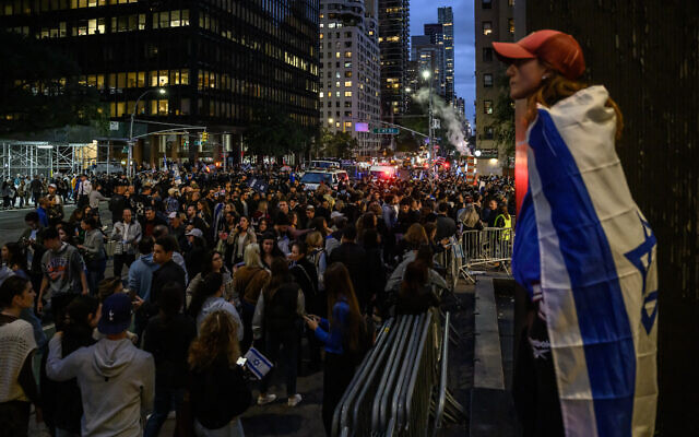 Thousands hold New York vigil outside UN in support of Israel after ...