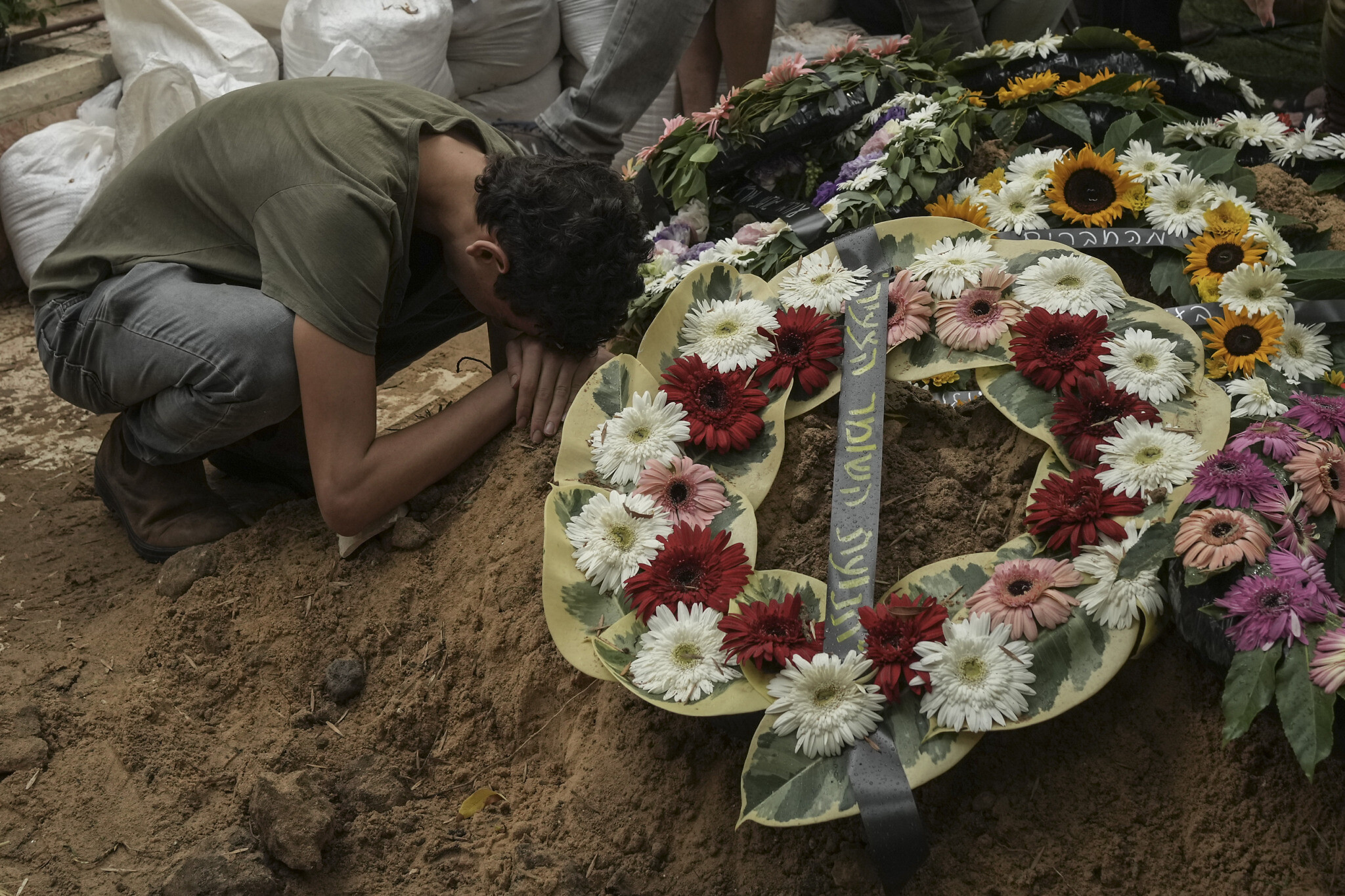 As death toll from Hamas onslaught continues to climb, Israel begins to ...