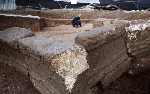Buildings, roads in 'huge, complete' Roman-era military base revealed ...